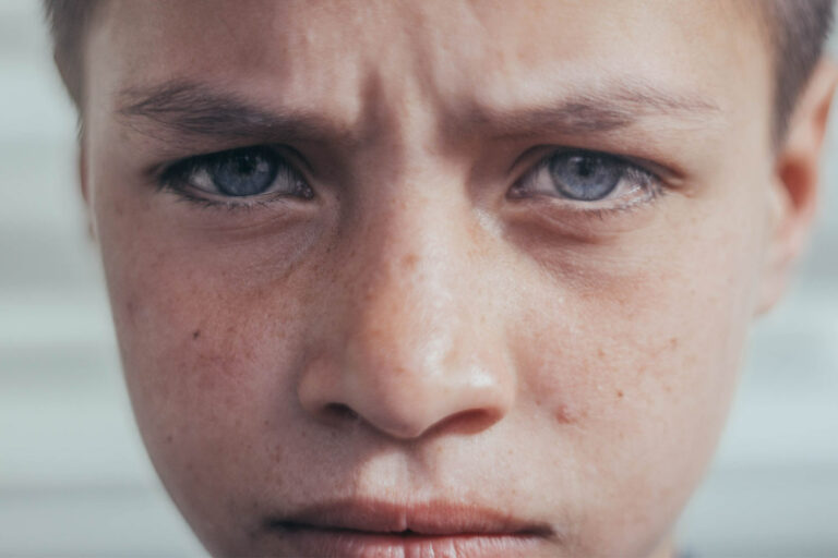 8 Manieren hoe je een boos kind het beste kunt kalmeren - Opdidakt